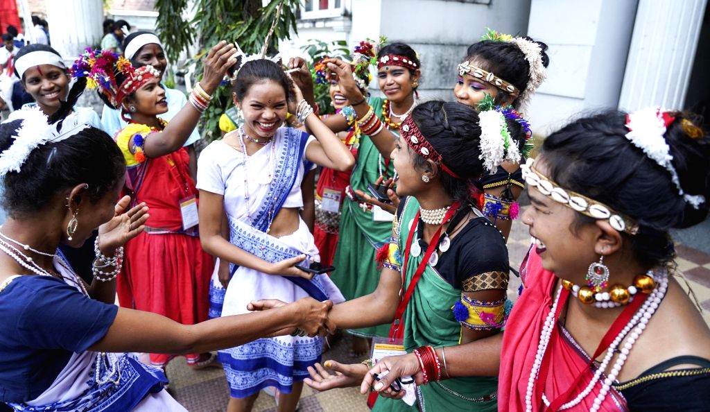 Tribal students from Chhattisgarh and Maharashtra interact with each other.