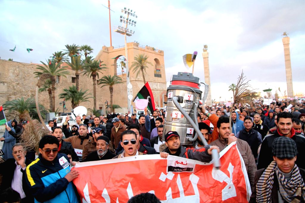 Libyan protestors demonstrate against the extended mandate of the ...