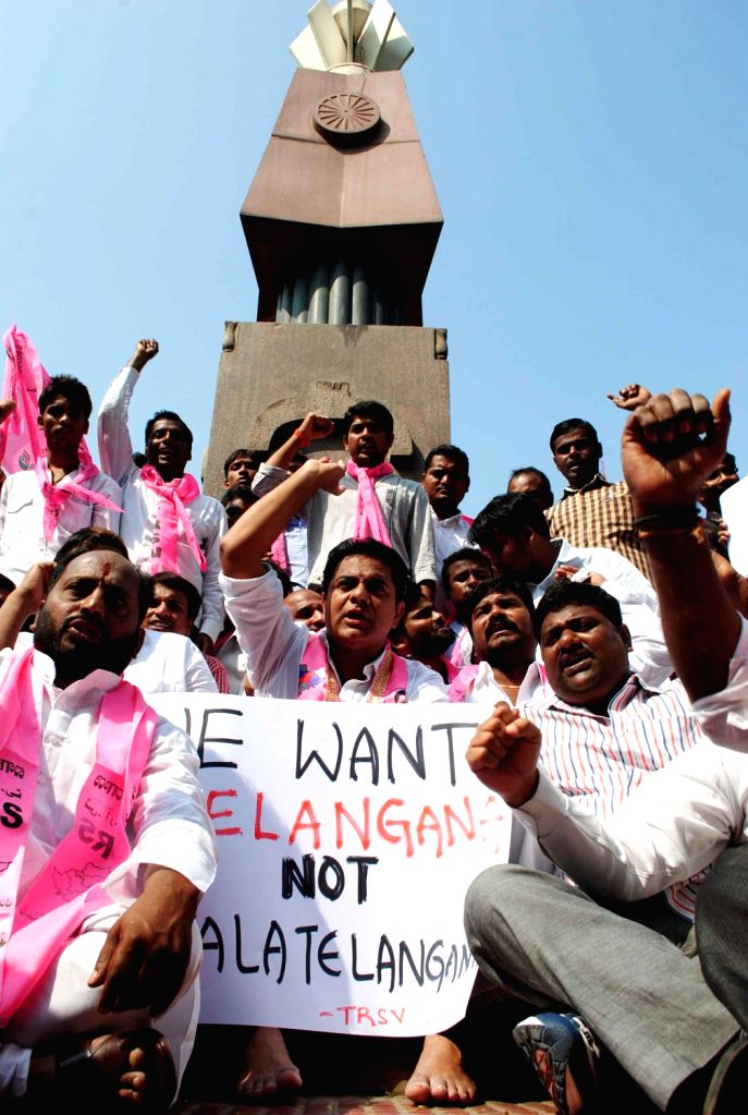 TRS supporters protest against creation of Rayala-Telangana