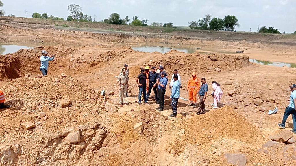 Free Photo : Two women dies after portion of a pond caved in Bhopal