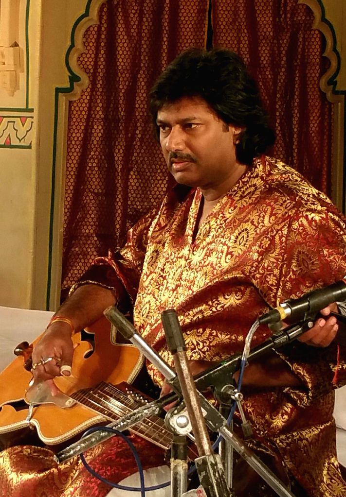 Unfair to compare me to Vishwa Mohan Bhatt: Salil Bhatt