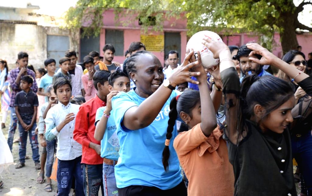 Free photo :UNICEF's MP chief played games with children