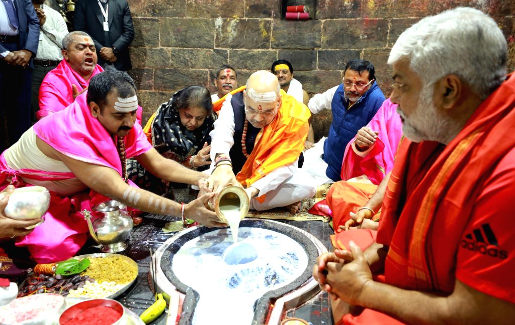 Deoghar : Union Home Minister Amit Shah along with wife Sonal Shah ...