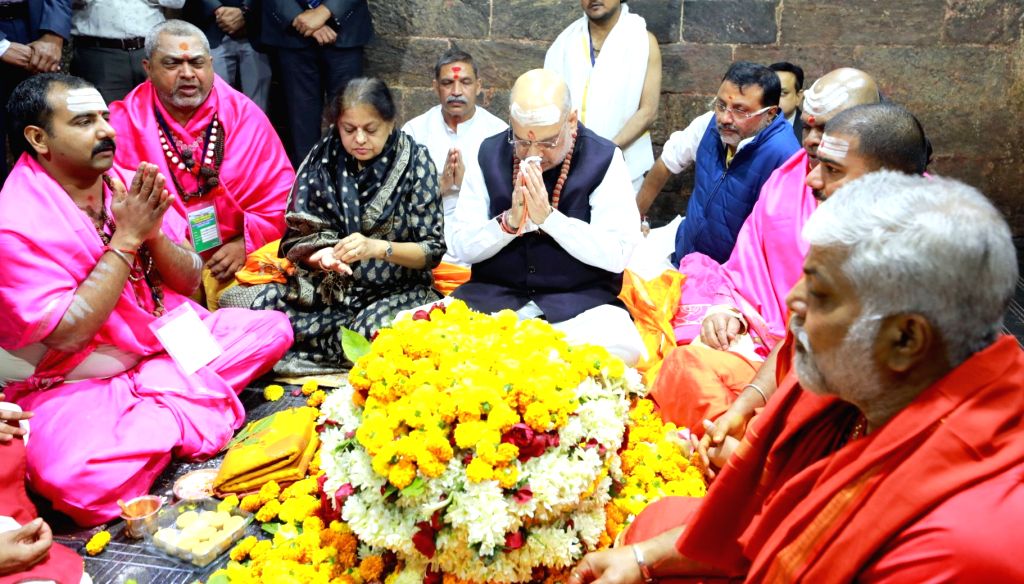 Deoghar : Union Home Minister Amit Shah along with wife Sonal Shah ...