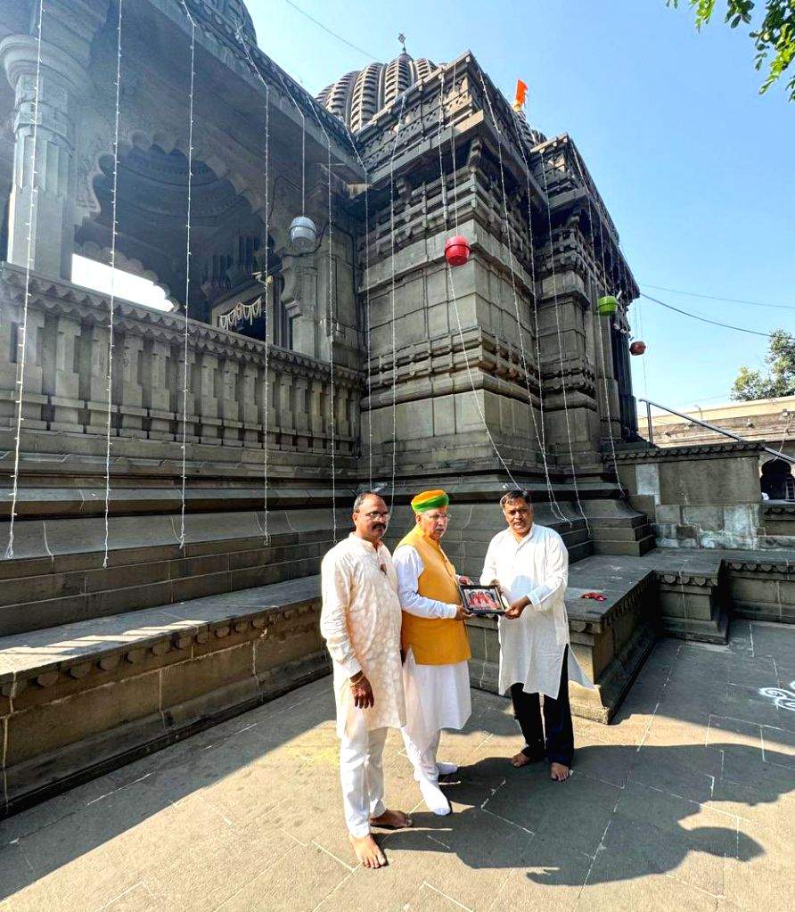 Union Minister Arjun Ram Meghwal offers prayers at the Kalaram Temple