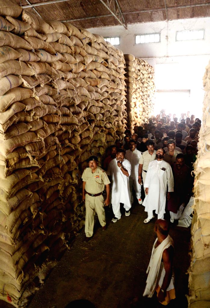 Union Minister Ram Vilas Paswan during a tour of FCI godown