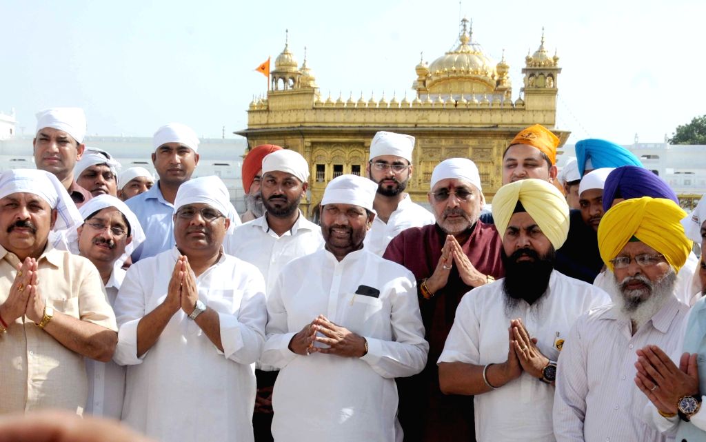 Union ministers Ramvilas Paswan and Giriraj Singh at Golden Temple
