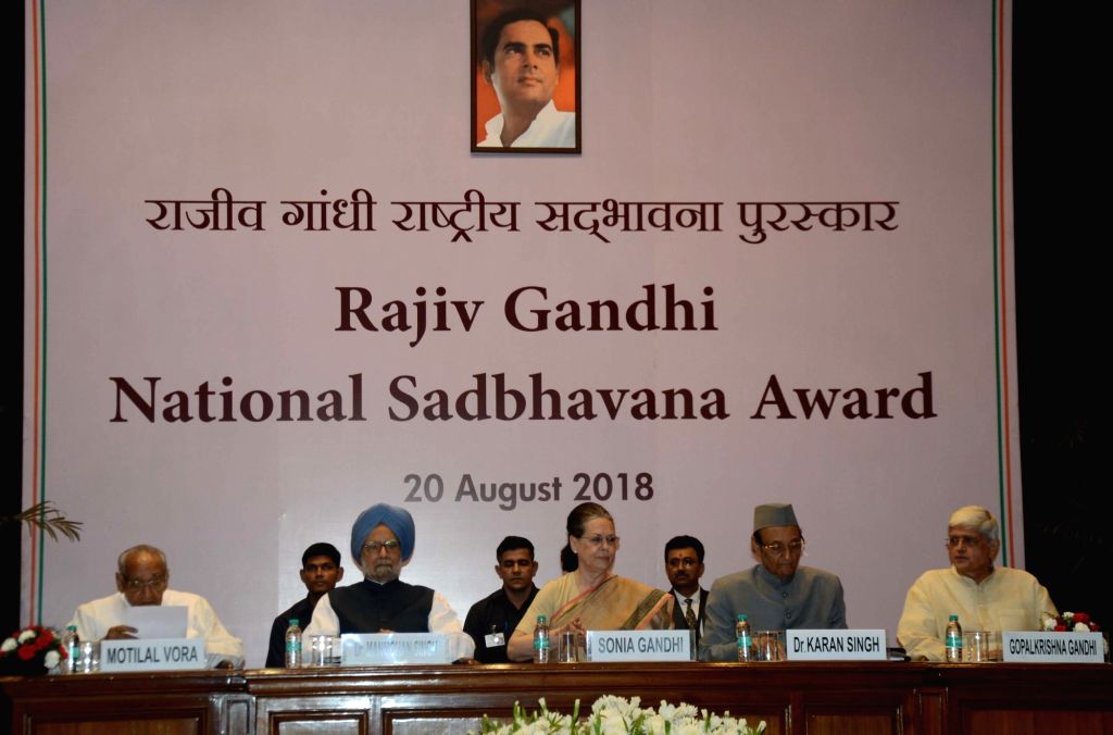 Gopalkrishna Gandhi recieves Sadbhavana award