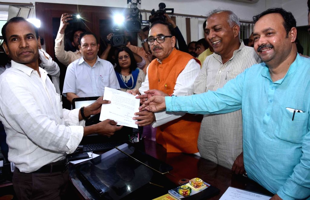 Mahendra Nath Pandey submits a memorandum amid EVM snags and scuffles ...
