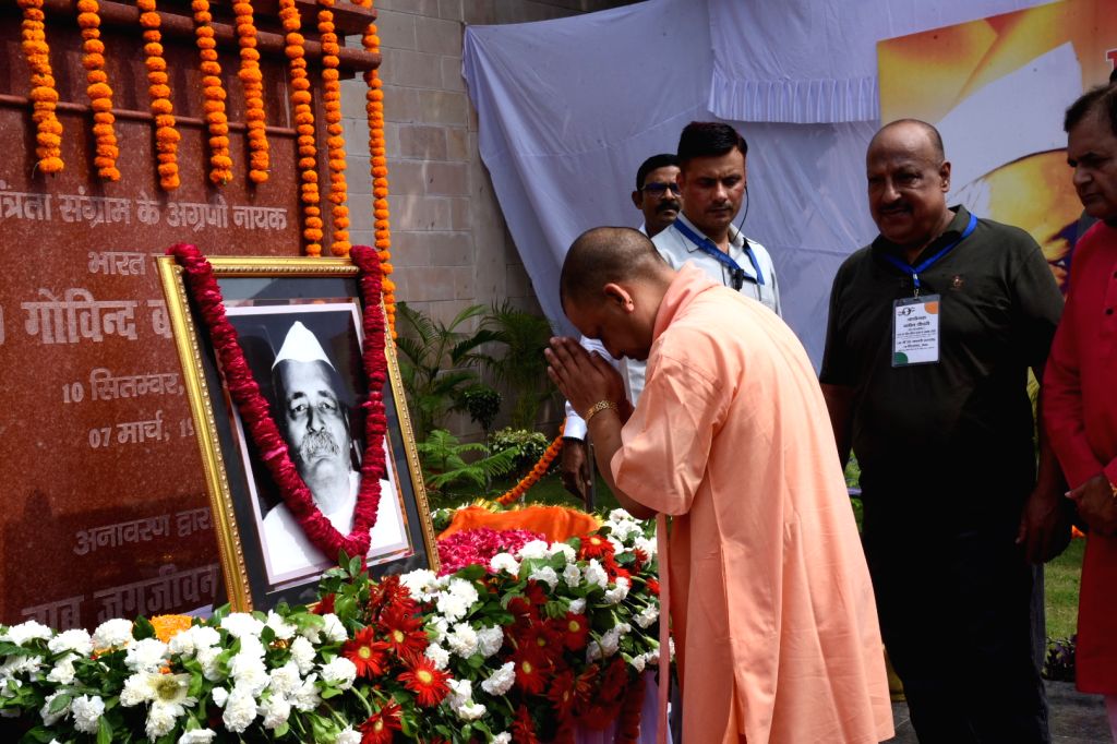 : Lucknow : UP CM Yogi Adityanath offers tributes to Bharat Ratna ...