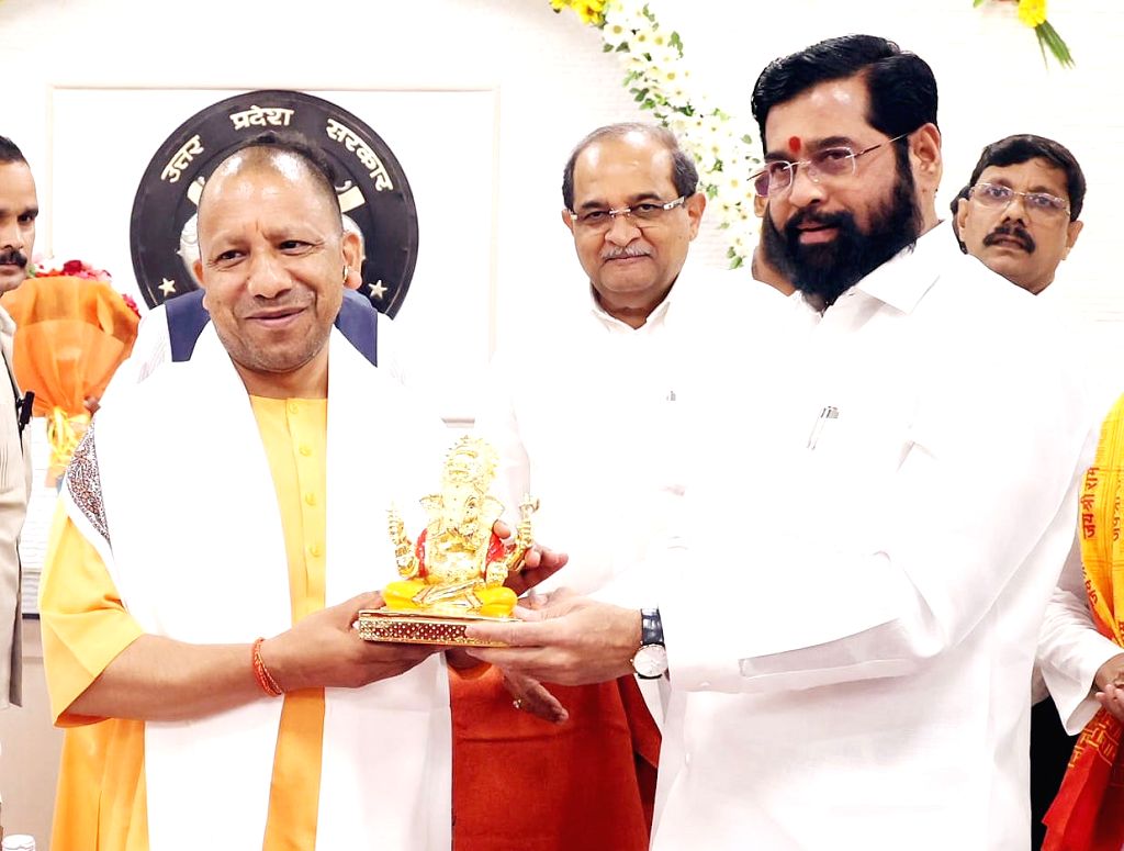 Uttar Pradesh Chief Minister Yogi Adityanath meets Maharashtra CM ...