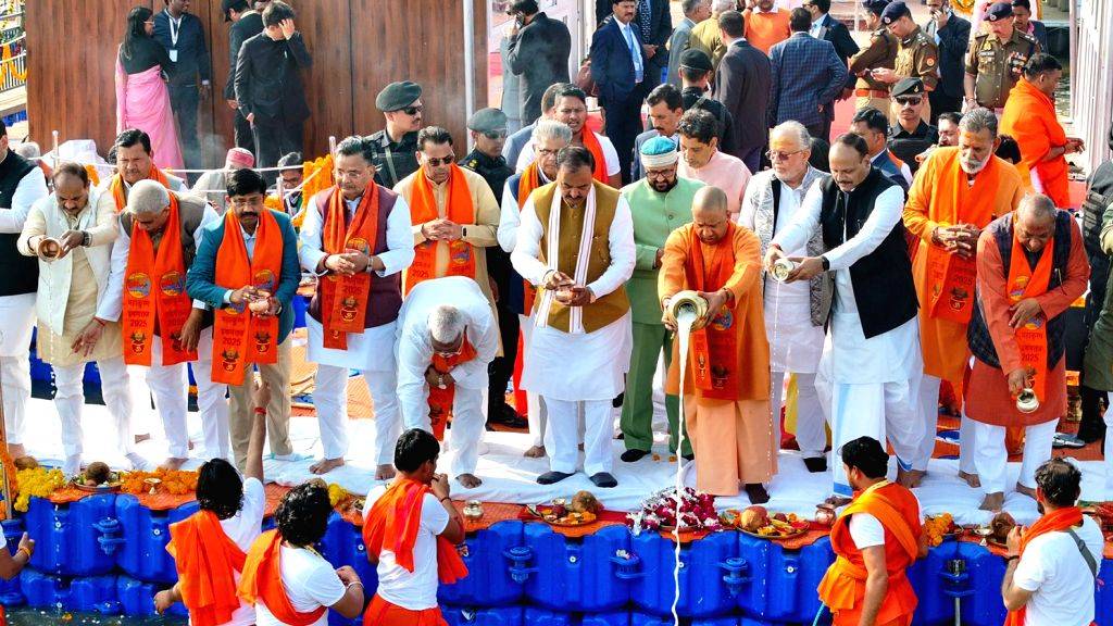 Uttar Pradesh Chief Minister Yogi Adityanath offers prayer at Triveni ...