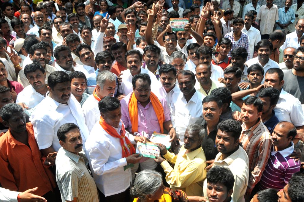 V Somanna campaigning for H Ravindra BJP candidate