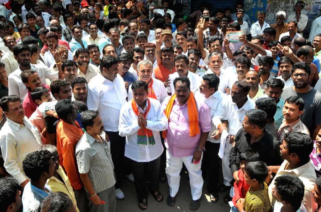 V Somanna campaigning for H Ravindra BJP candidate
