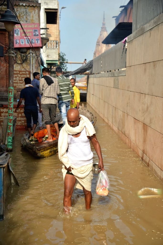 Ganga floods low lying areas in Varanasi, thousands evacuated