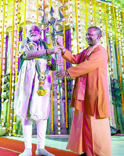 Varanasi : Prime Minister Narendra Modi at Kashi Vishwanath Mandir