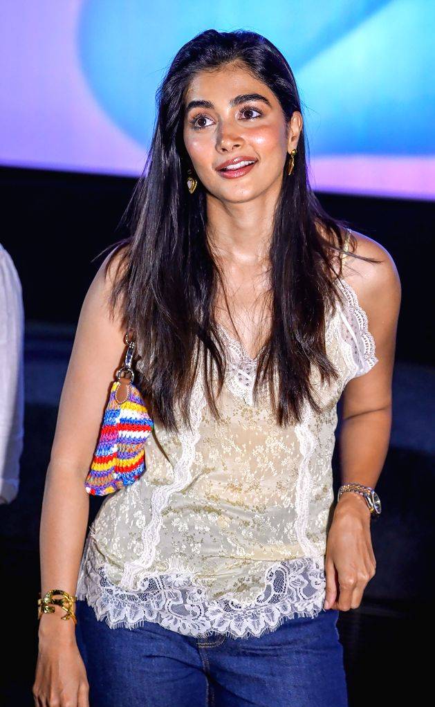 Varun Dhawan, Pooja Hegde Promote Film