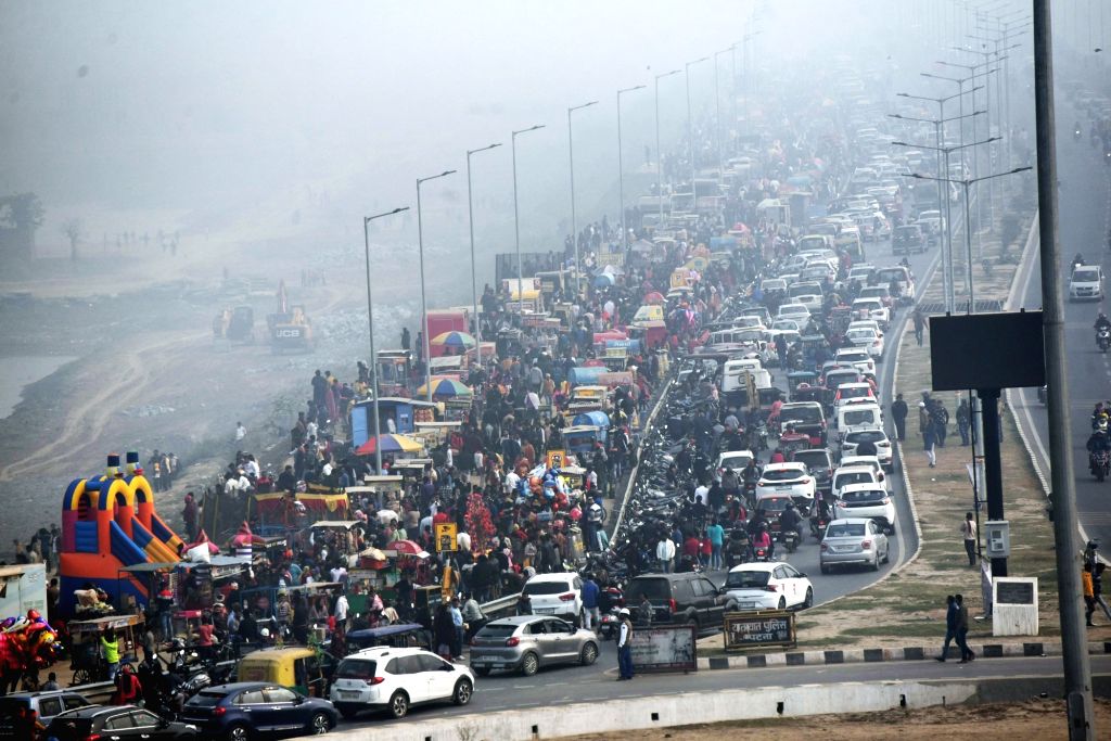 Vehicles stuck during a traffic jam at Ganga Pathway