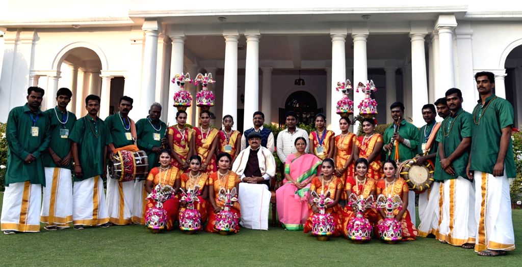 Venkaiah Naidu meets tableaux artists from Tamil Nadu, Gujarat, Maharashtra