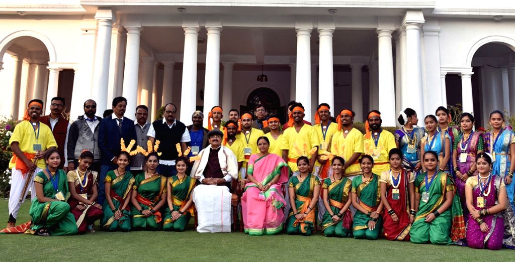 Venkaiah Naidu meets tableaux artists from Tamil Nadu, Gujarat, Maharashtra