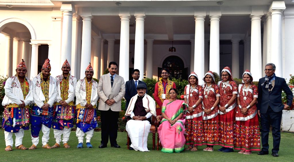 Venkaiah Naidu meets tableaux artists from Tamil Nadu, Gujarat, Maharashtra