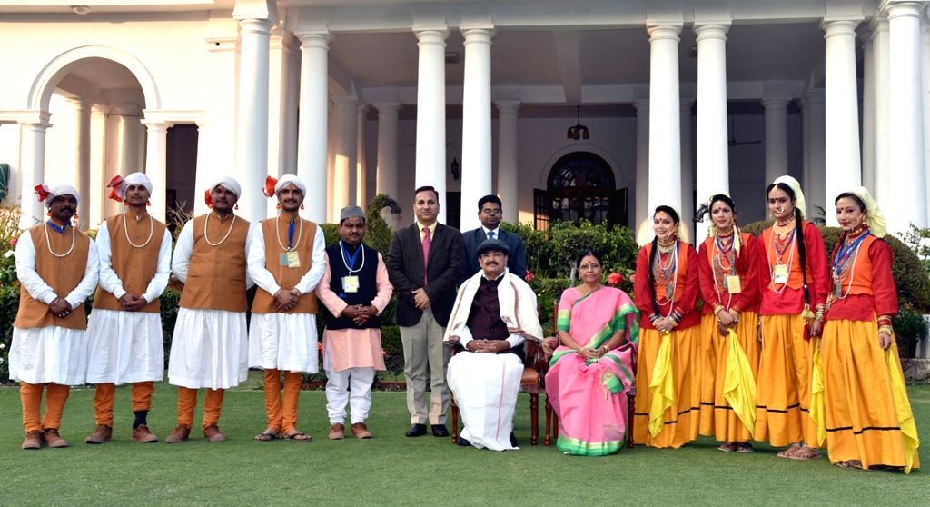 Venkaiah Naidu meets Uttarakhand tableaux artists