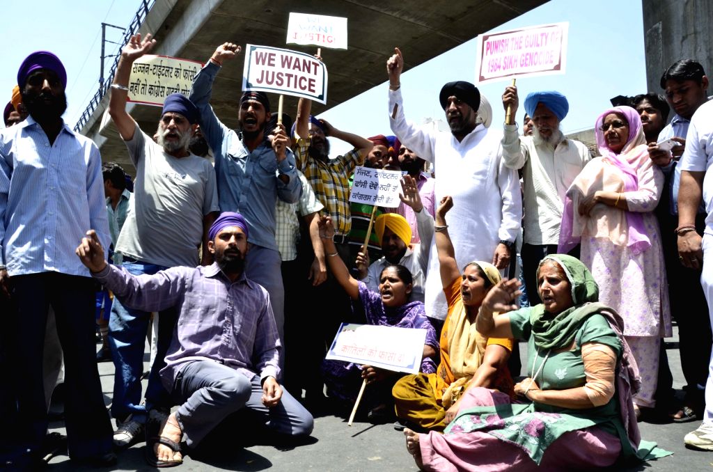 Victims of 1984 anti-sikh riot protests at Subhash Nagar Metro Station