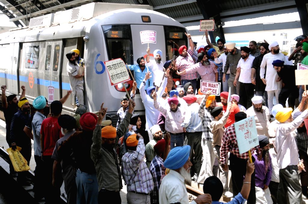 Victims of 1984 anti-sikh riot protests at Subhash Nagar Metro Station