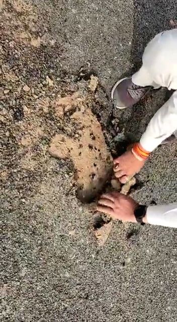 Free Photo : Video of poor quality road surfaced