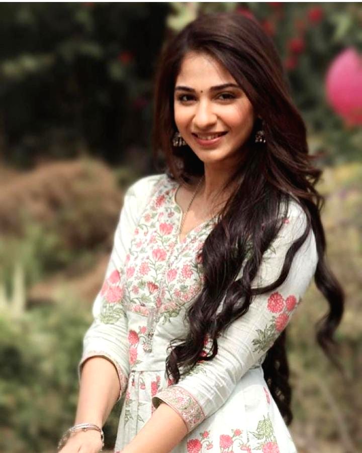 Vidhi Pandya plays an ambitious and struggling writer in 'Mose Chhal ...