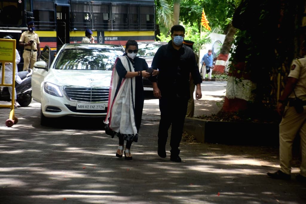 : Mumbai: Vidya Balan & Siddharth Roy Kapur At Dilip Sahab House