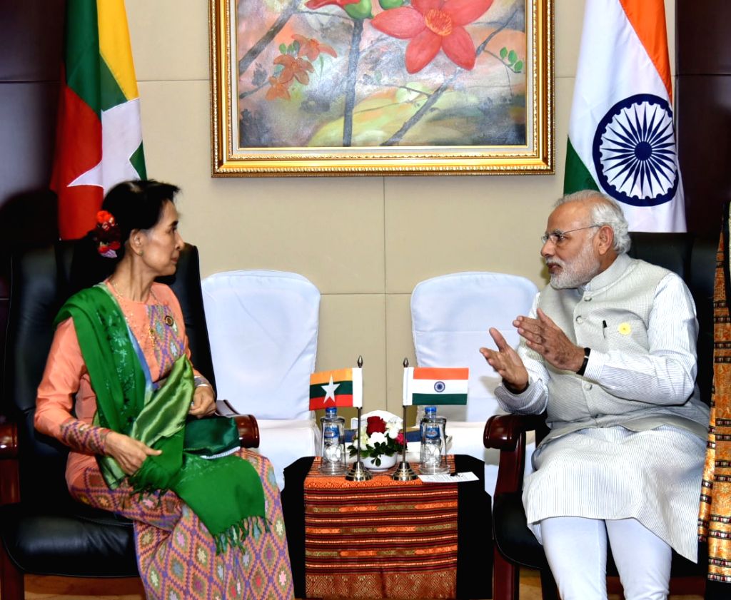 Vientiane (Laos): Modi meets Aung San Suu Kyi