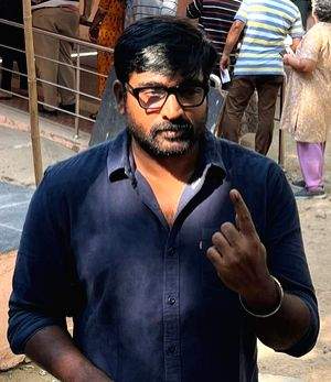 Vijay Sethupathi casts his vote, poses for paps showing off inked index ...