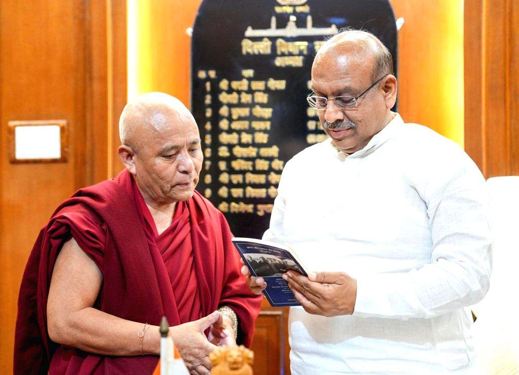 Vijender Gupta meets Tibetan community representatives