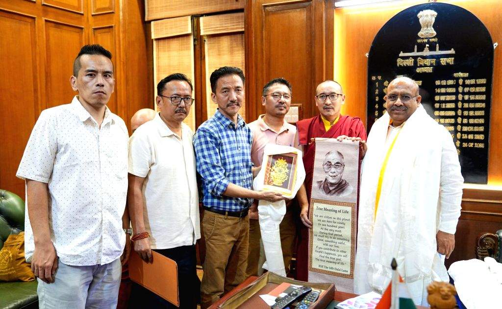 Vijender Gupta meets Tibetan community representatives