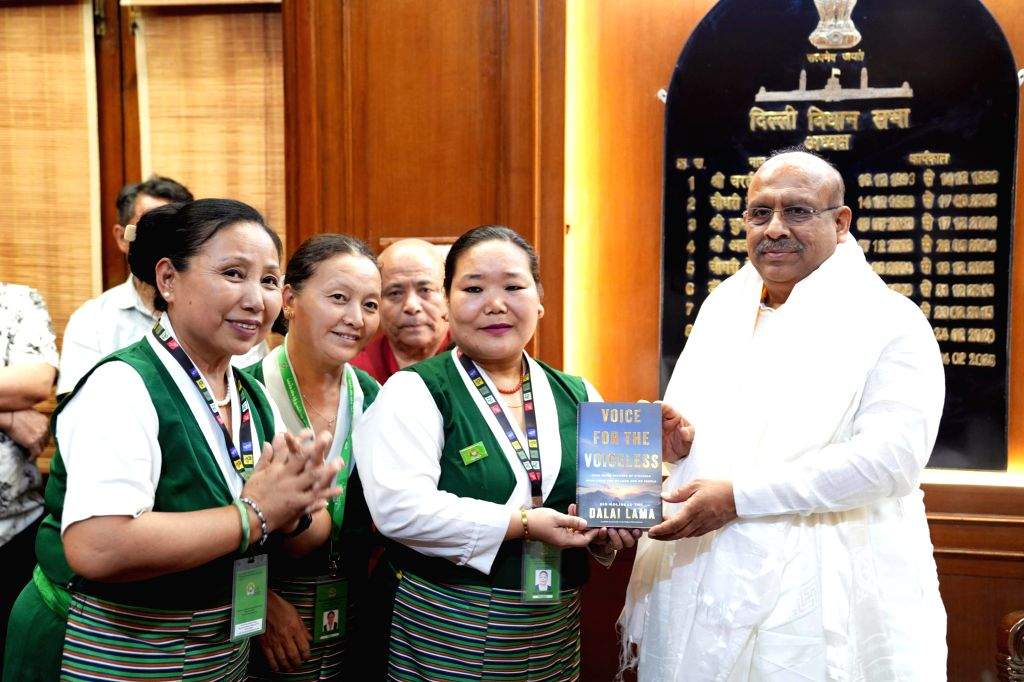 Vijender Gupta meets Tibetan community representatives