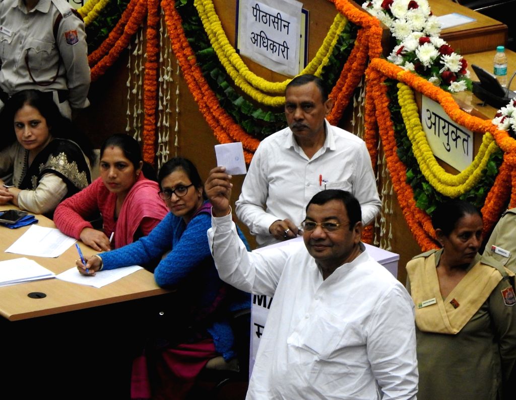 Free photo :Voting for MCD Mayor in the House, at Civic Centre in New Delhi
