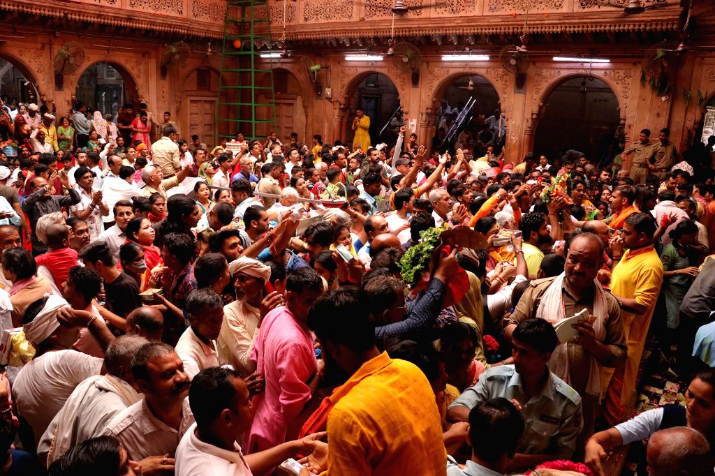 Vrindavan : Devotees paying obeisance to Lord Bankey Bihari at Sri ...