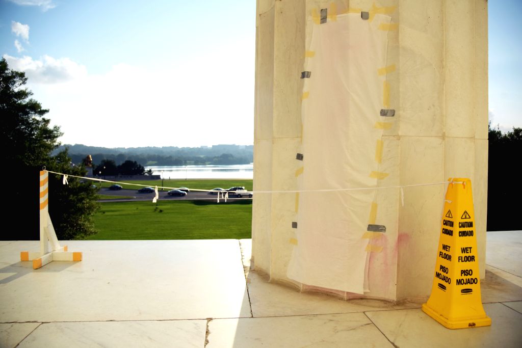 U.S.-WASHINGTON D.C.-LINCOLN MEMORIAL-GRAFFITI