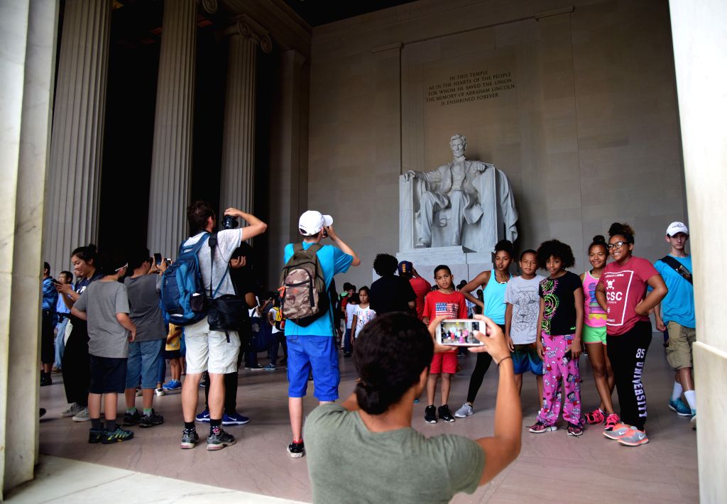 U.S.-WASHINGTON D.C.-LINCOLN MEMORIAL-GRAFFITI