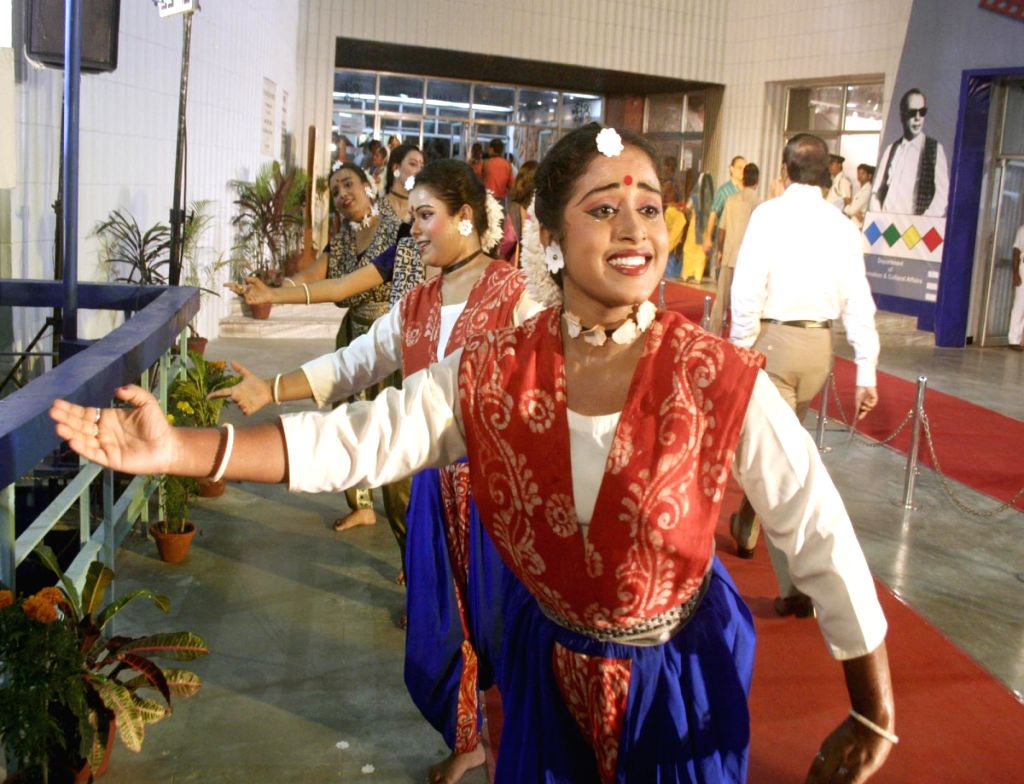 Welcome dance on the inaugural day of 15th Kolkata Film Festival at ...