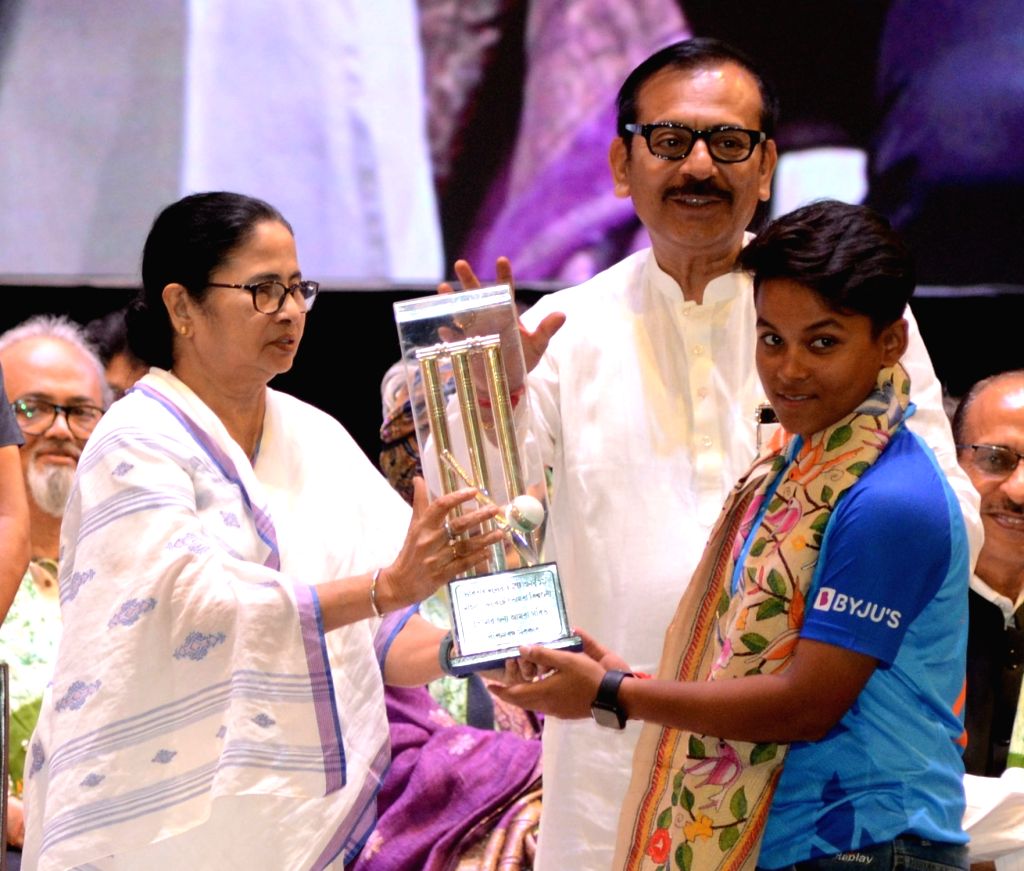 West Bengal Chief Minister Mamata Banerjee felicitates Hrishita Basu