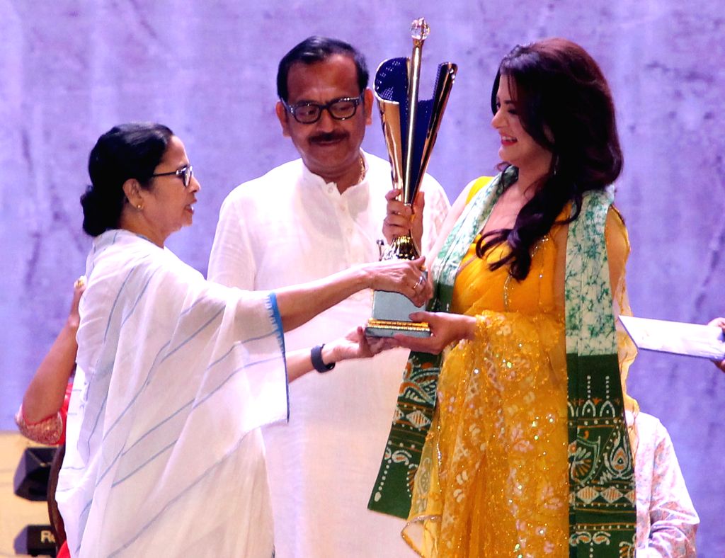 West Bengal Chief Minister Mamata Banerjee presents awards to actors ...