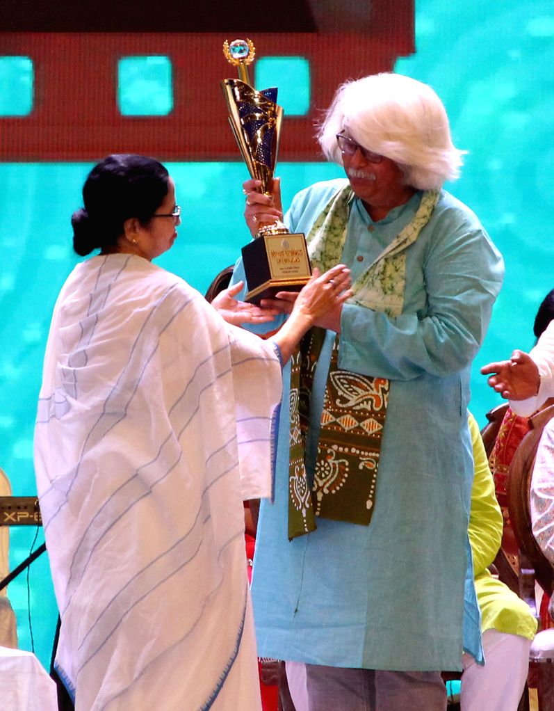 West Bengal Chief Minister Mamata Banerjee presents awards to actors ...