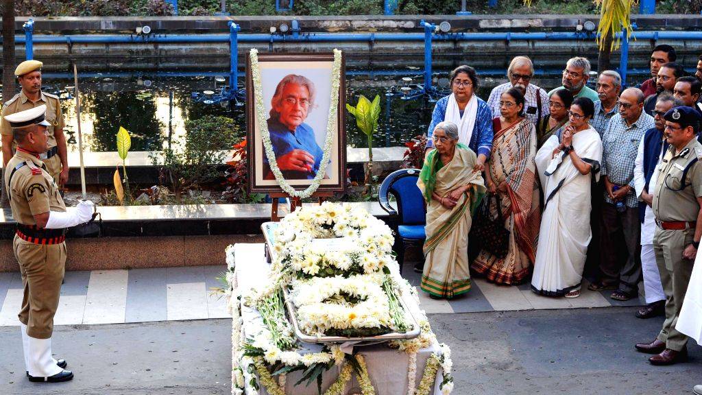 West Bengal Chief Minister Mamata Banerjee pays her last respects to ...