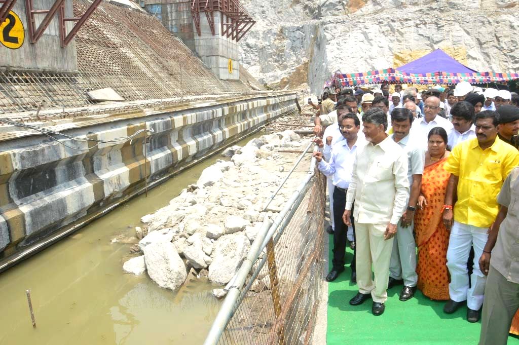 West Godavari : Polavaram Project - Chandrababu Naidu inspects work in ...
