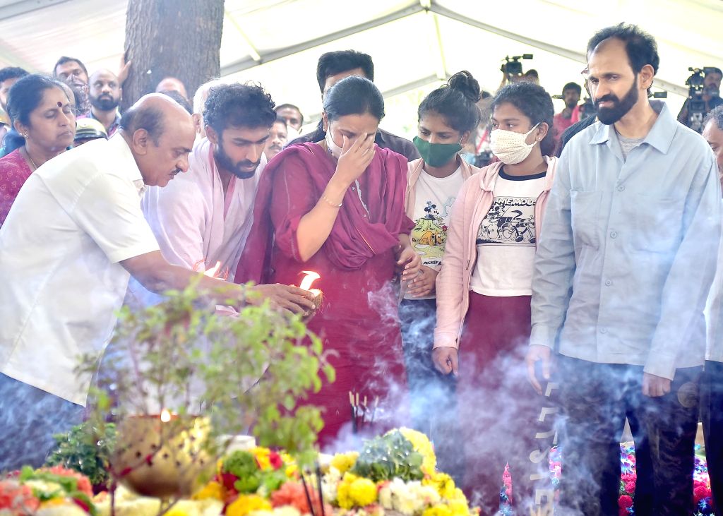 :Bengaluru:Wife Ashwini with Daughters Dhriti,Vanditha and other family ...