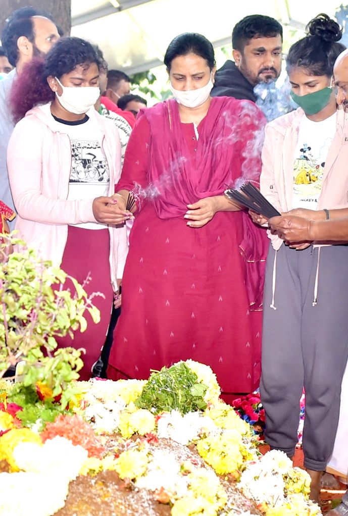 :Bengaluru:Wife Ashwini with Daughters Dhriti,Vanditha and other family ...