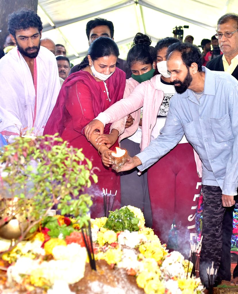 :Bengaluru:Wife Ashwini with Daughters Dhriti,Vanditha and other family ...