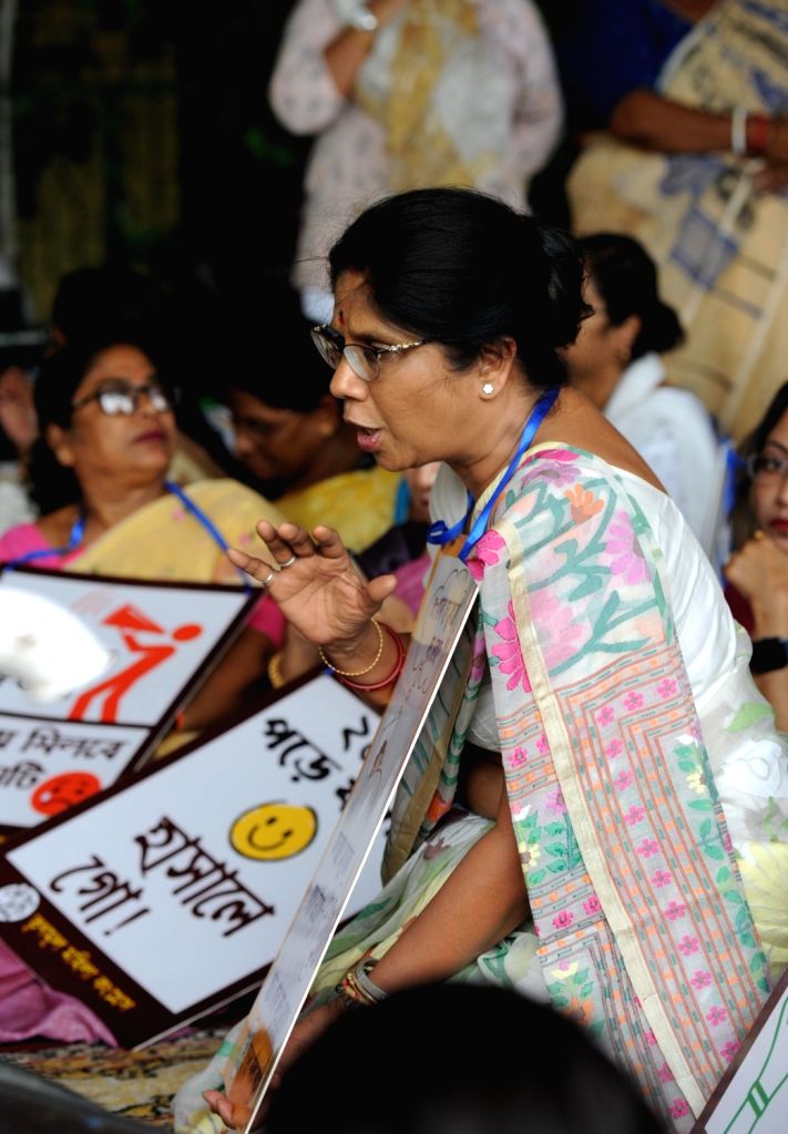 Kolkata : Women members of Trinamool Congress sat in protest, demanding ...